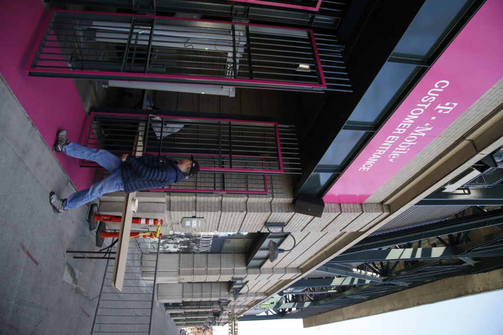 T‑Mobile-Customer-Fast-Track-Entrance - T‑Mobile Newsroom