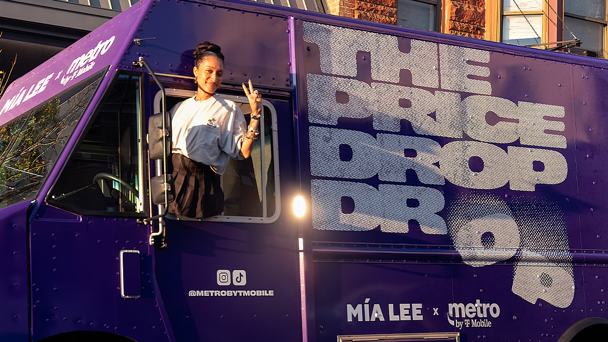 This Chicago Artist Turns Everyday Moments into Stories of Connection ...